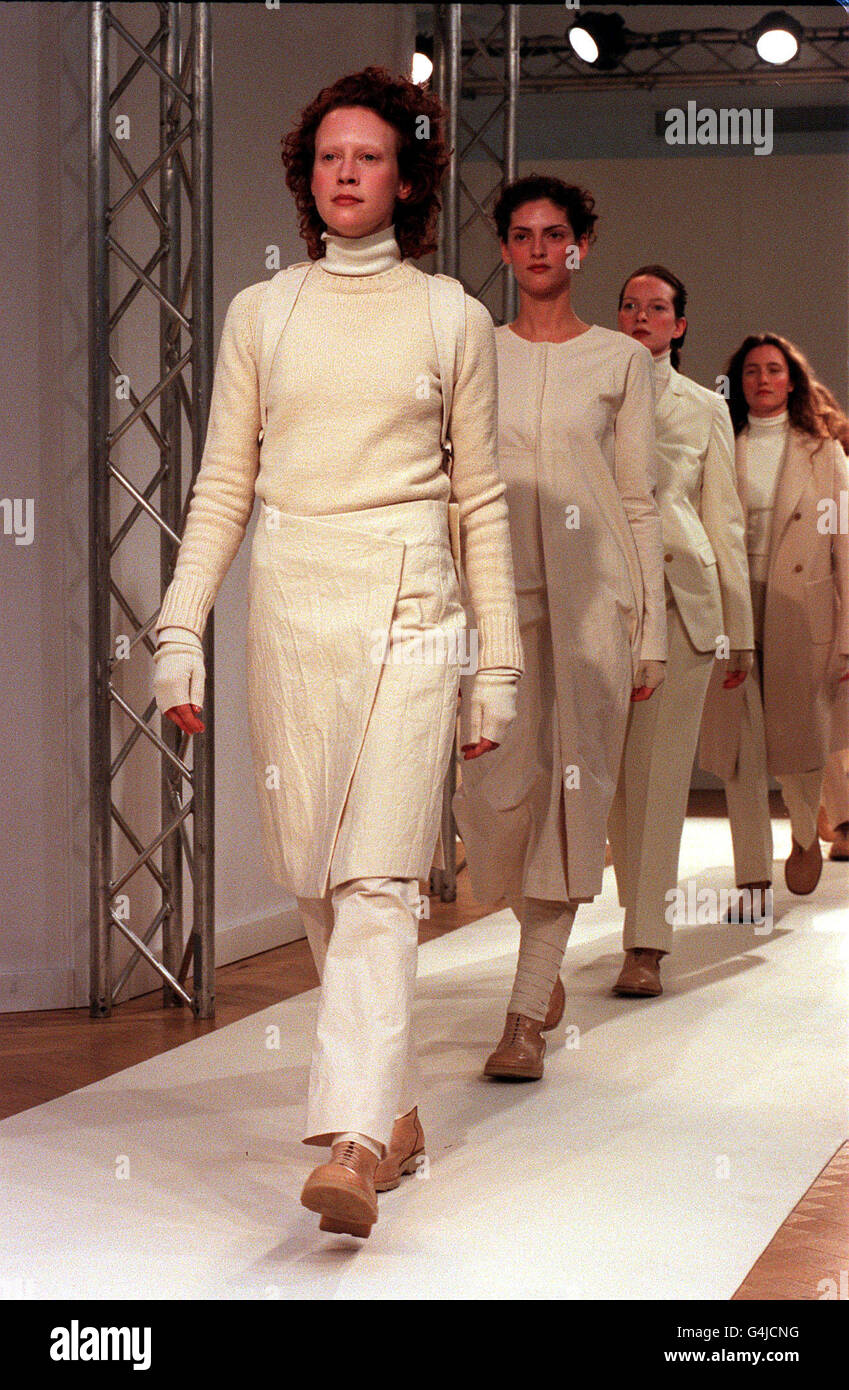 Burberry fashion/catwalk models Stock Photo - Alamy