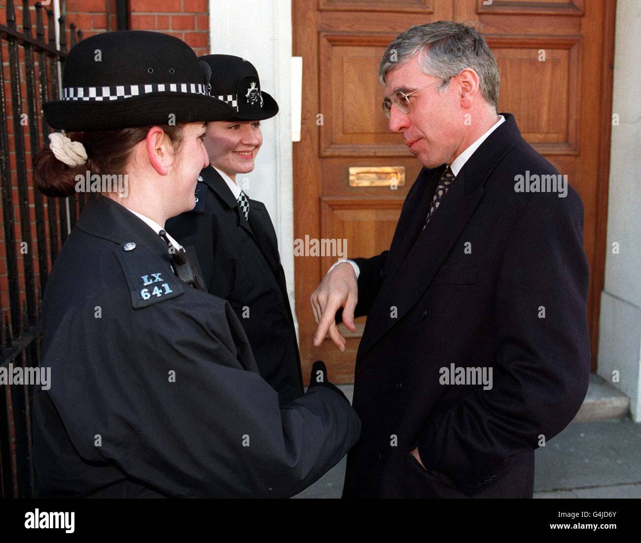 Police victim talking hi-res stock photography and images - Alamy