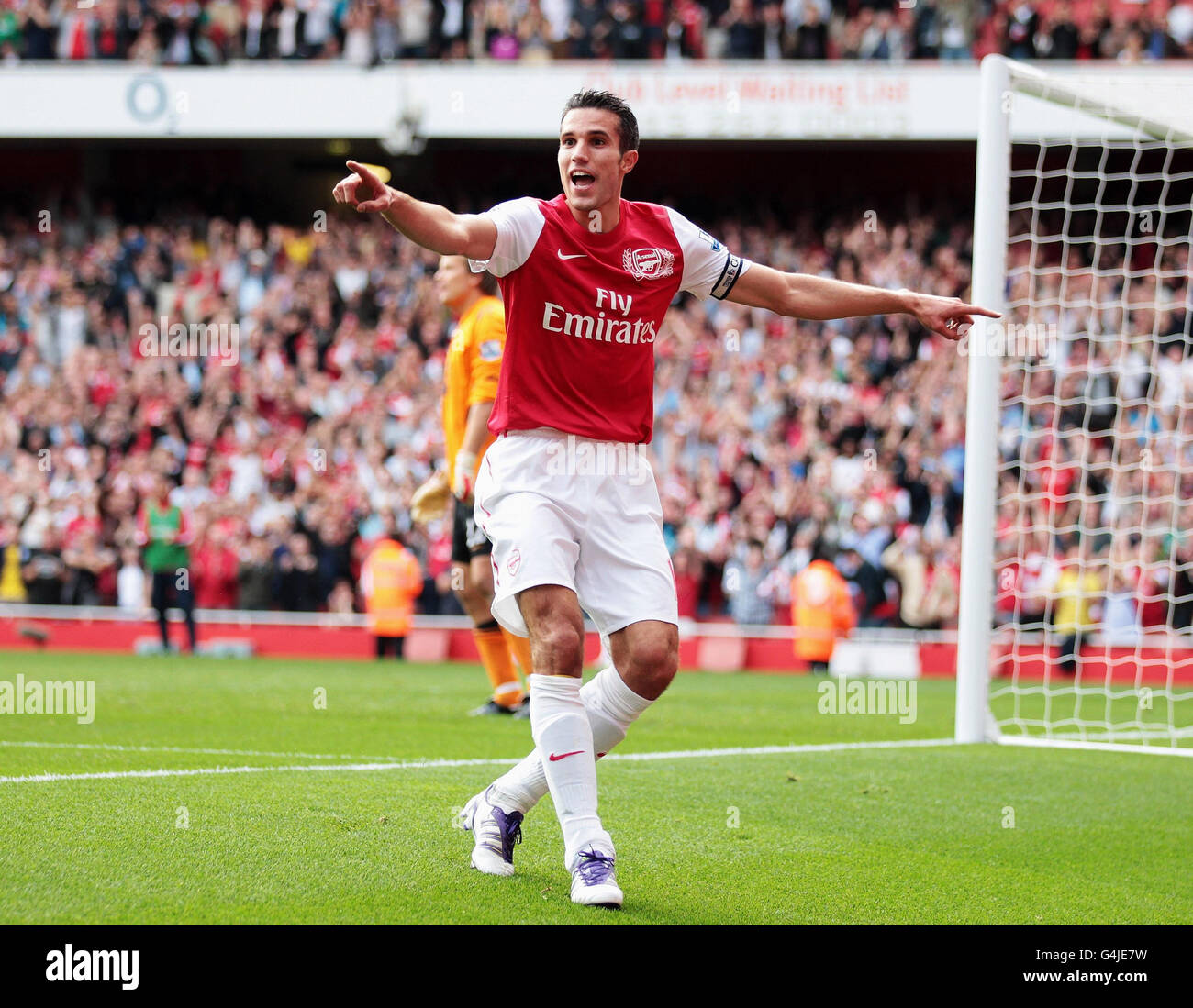 Robin van persie arsenal scoring hi-res stock photography and images ...