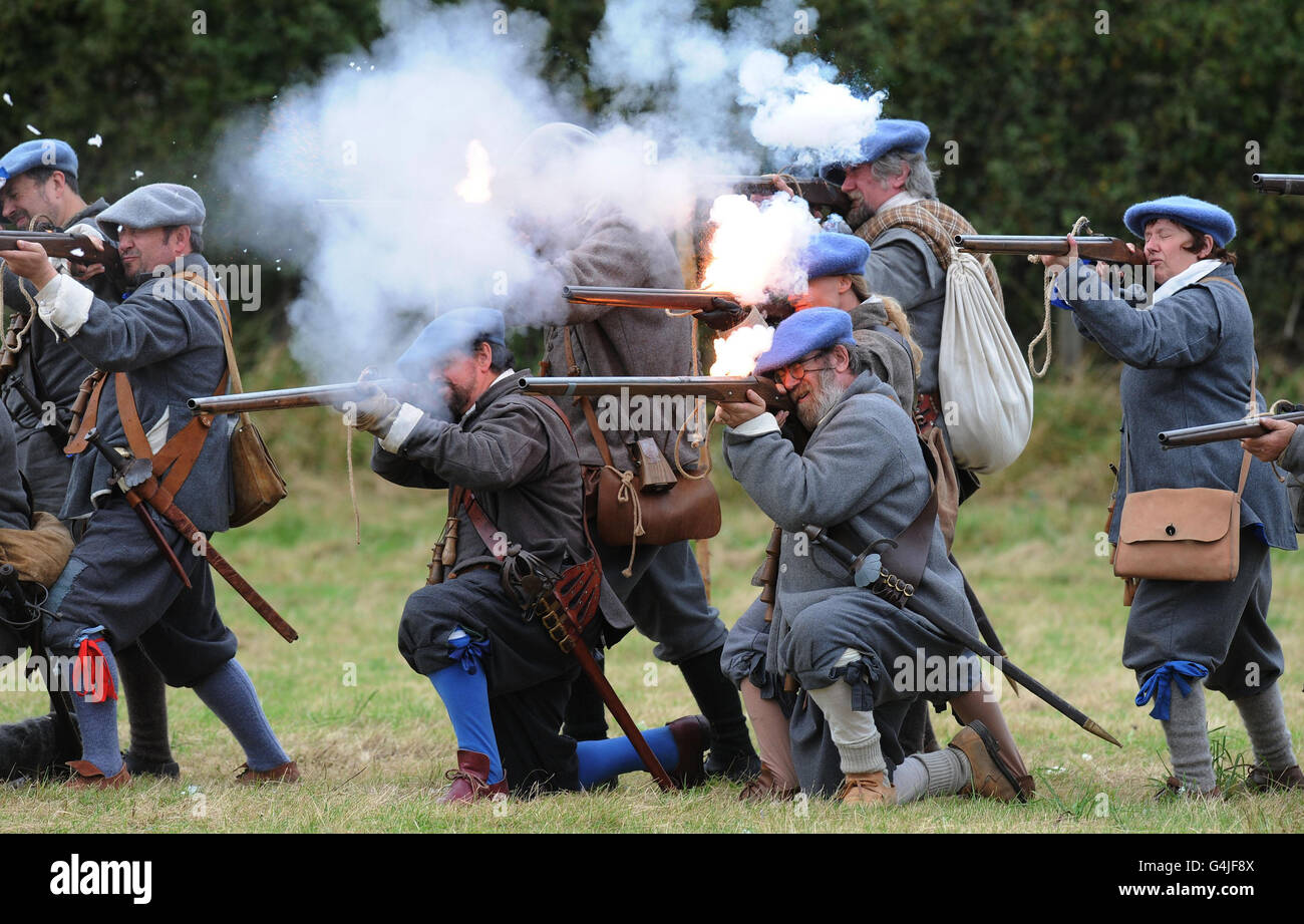 Soldiers from the Scots Army of the second Bishops War of 1640, fire ...