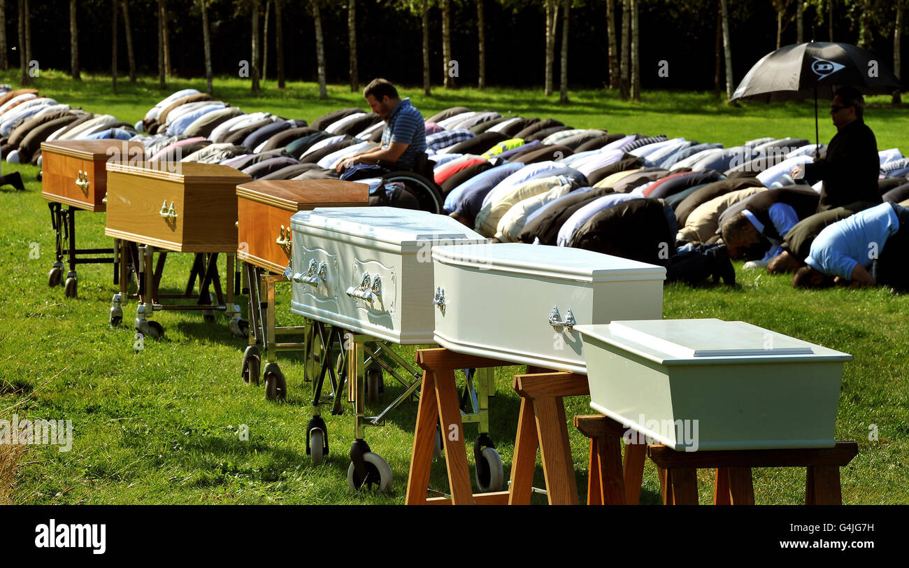 Mourners pray in front six coffins kuas wife five children hi-res stock ...