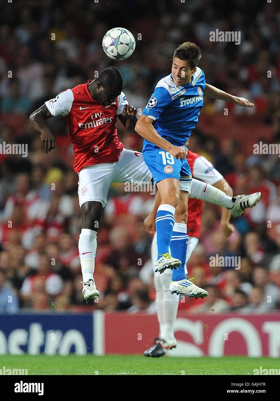 Arsenal's Emmanuel Frimpong (left) and Olympiakos' David Fuster (right ...