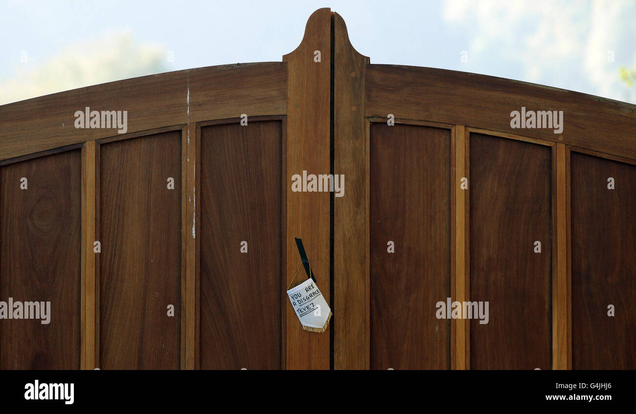 Stuck gates hi-res stock photography and images - Alamy