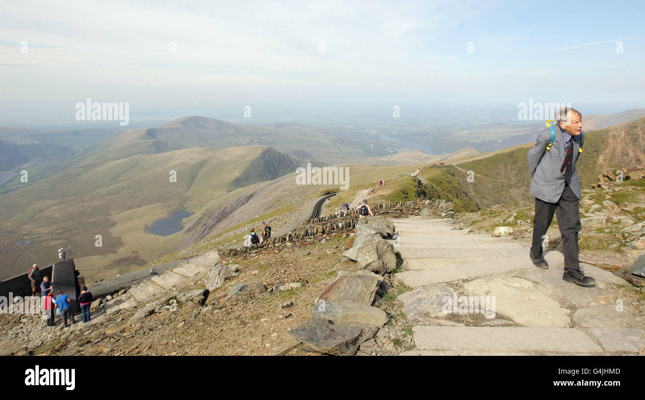 Walkers at the summit of mount snowdon in snowdonia hi-res stock ...