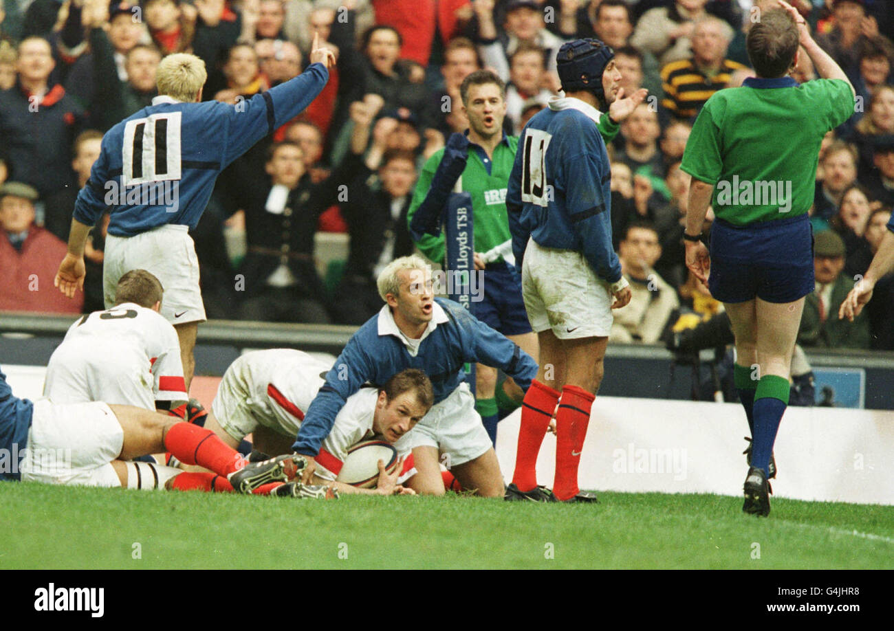 Jim Fleming, the replacement referee, rules that a try will not be ...