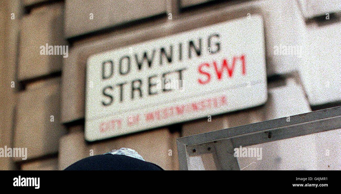 DOWNING STREET SIGN 12/2/91 Stock Photo - Alamy