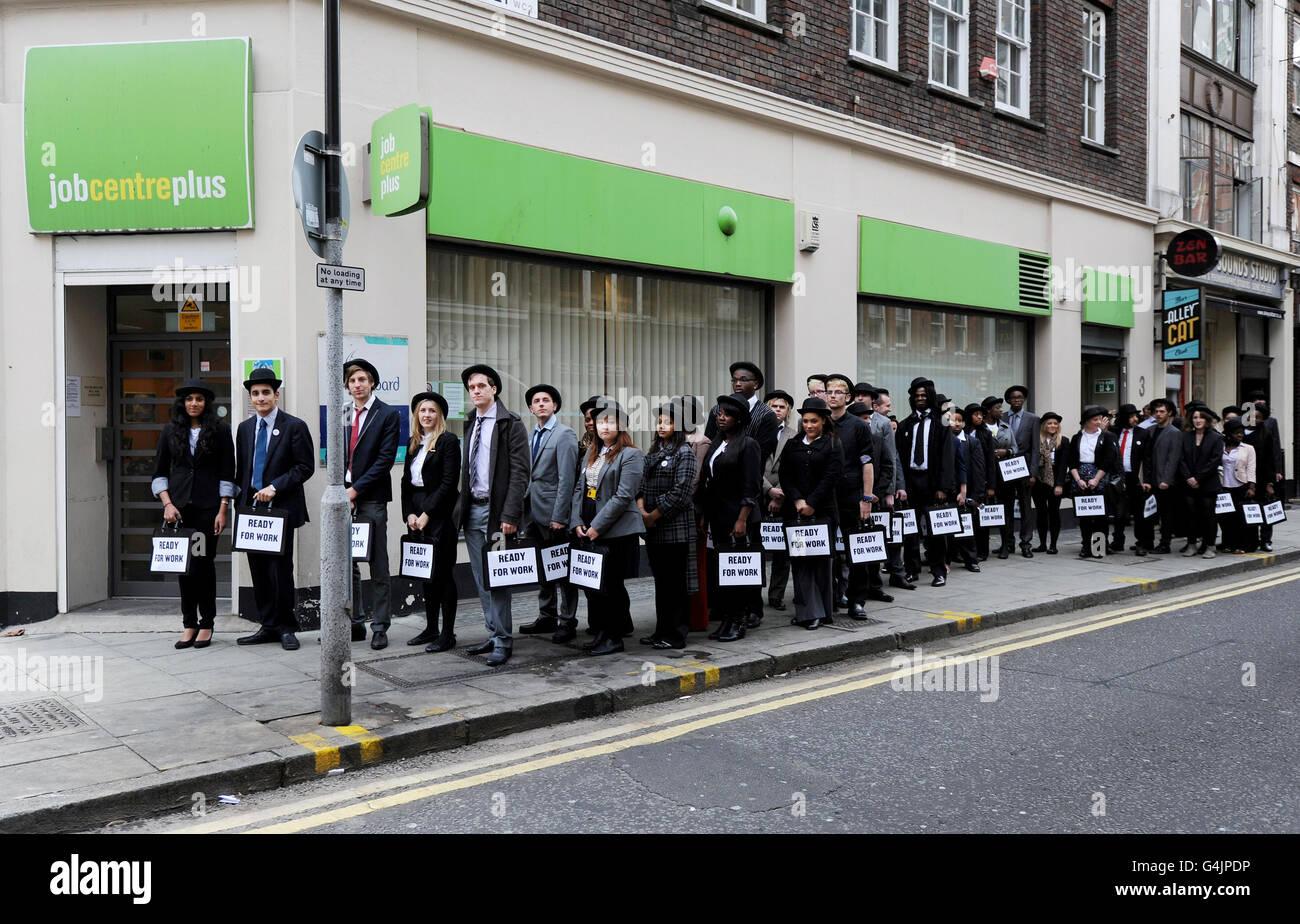 Unemployment queue uk hi-res stock photography and images - Alamy
