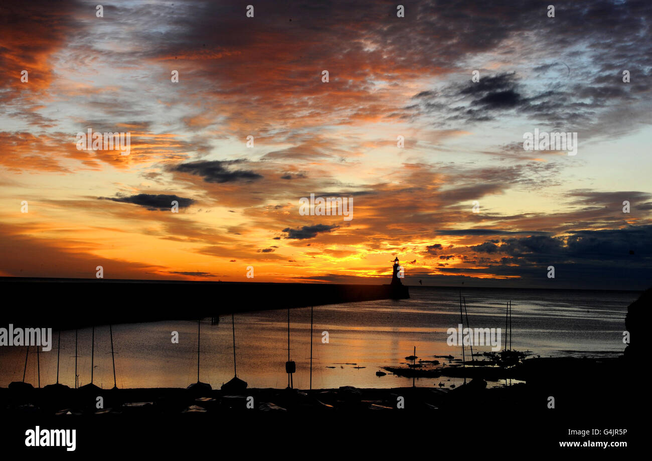 Weather sunrise britainimagescollectionmove hi-res stock photography ...