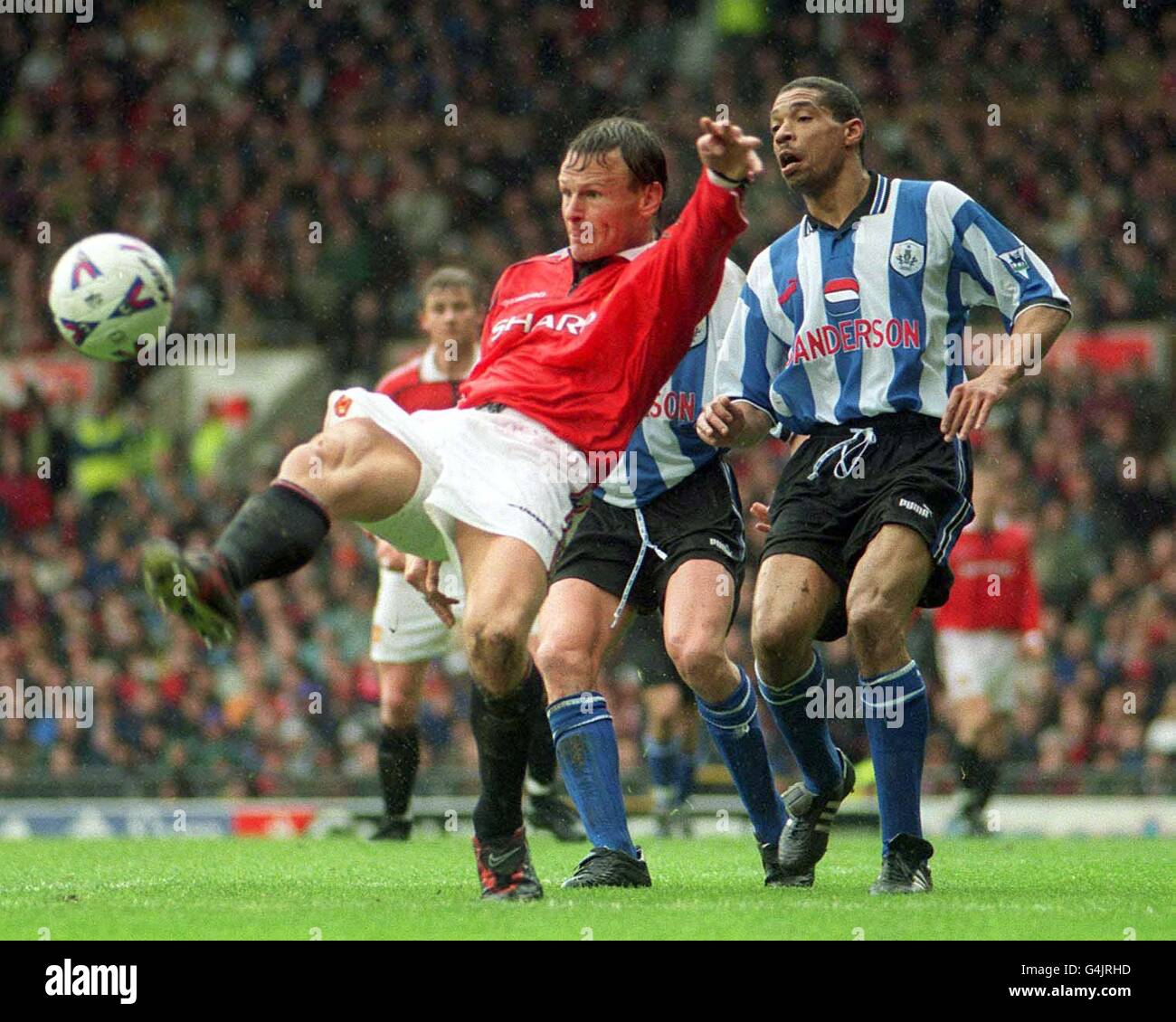 S sport football teddy sheringham hi-res stock photography and images ...