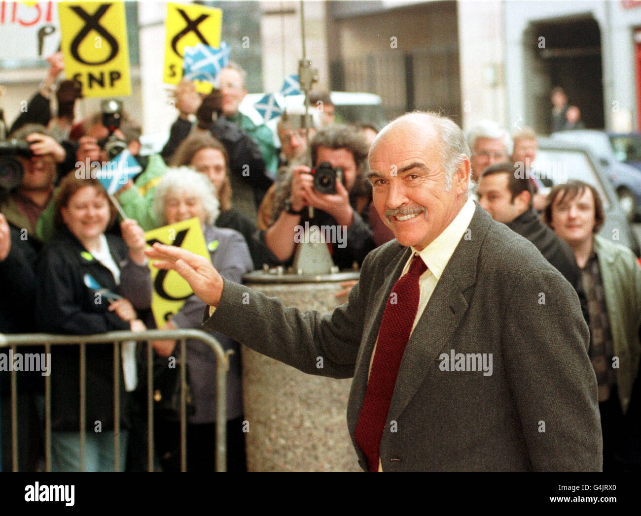 Crowds smiling celebrity sean connery hi-res stock photography and ...