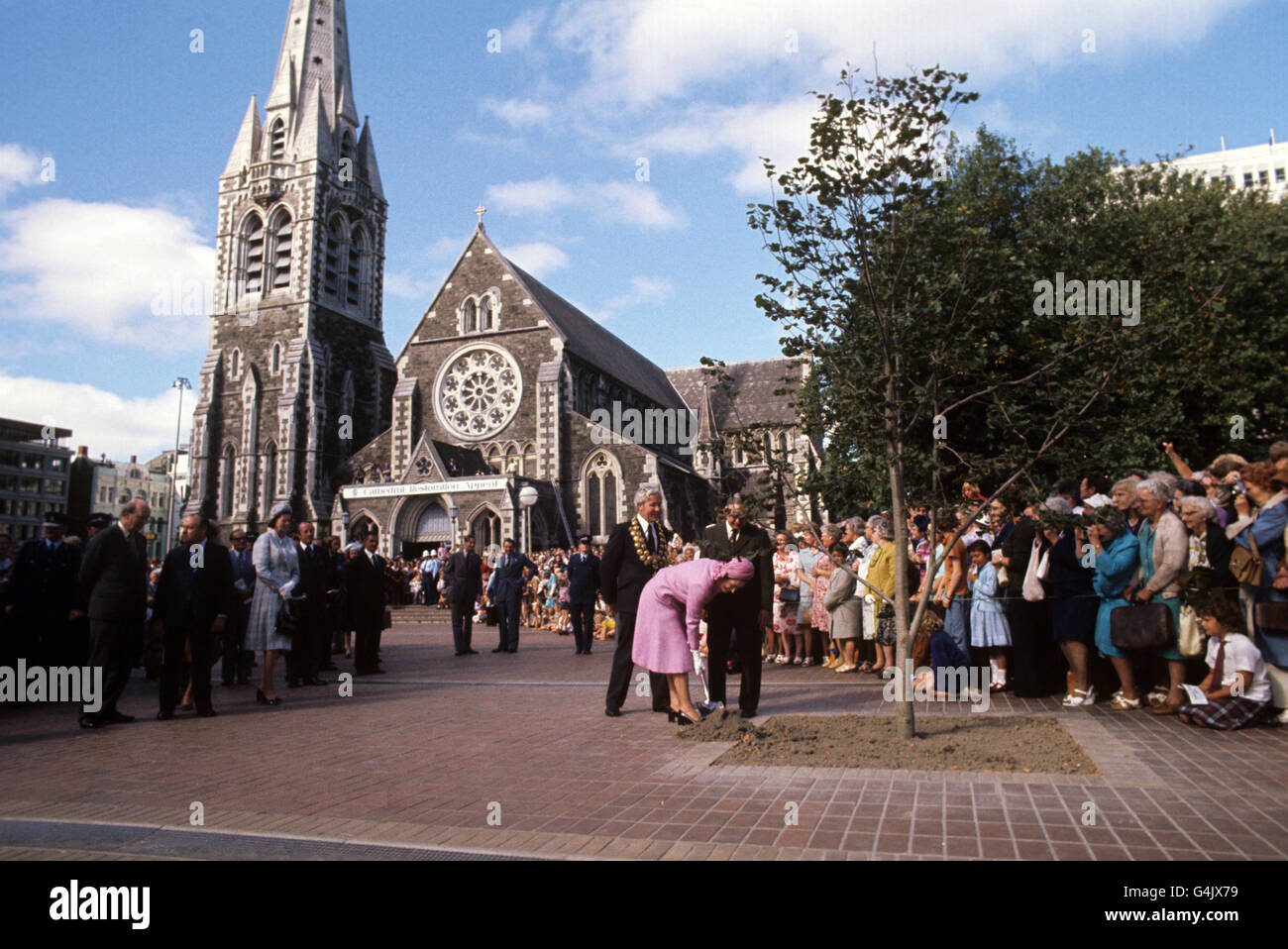 Queen Elizabeth II plants a commemorative tree in Cathedral Square ...