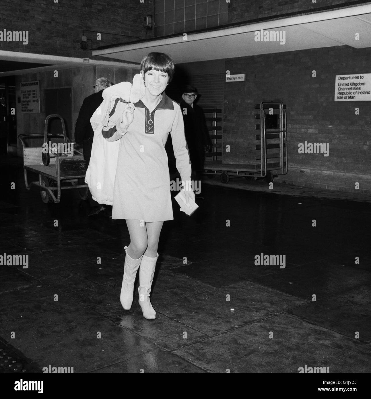 Celebrity airport fashion Black and White Stock Photos & Images - Alamy