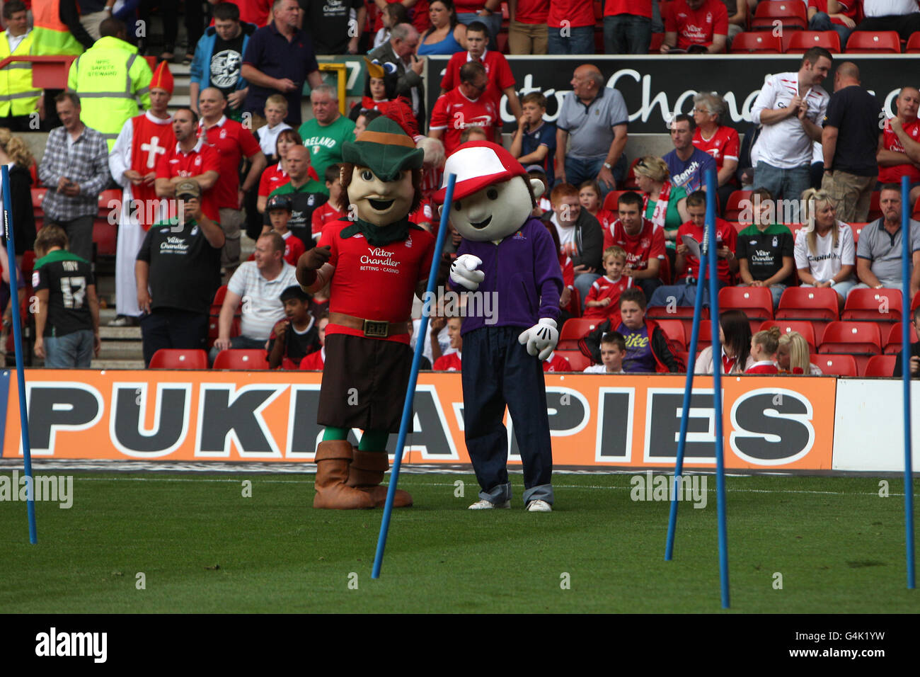 Nottingham forest mascot robin hood hi-res stock photography and images ...