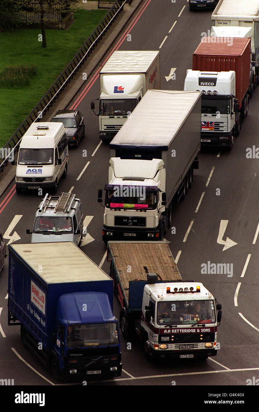 Lorries on park lane hi-res stock photography and images - Alamy