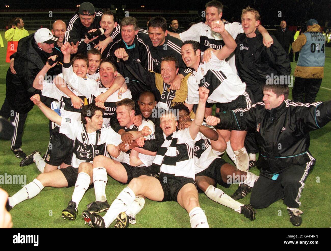 Fulham team celebrate Stock Photo - Alamy