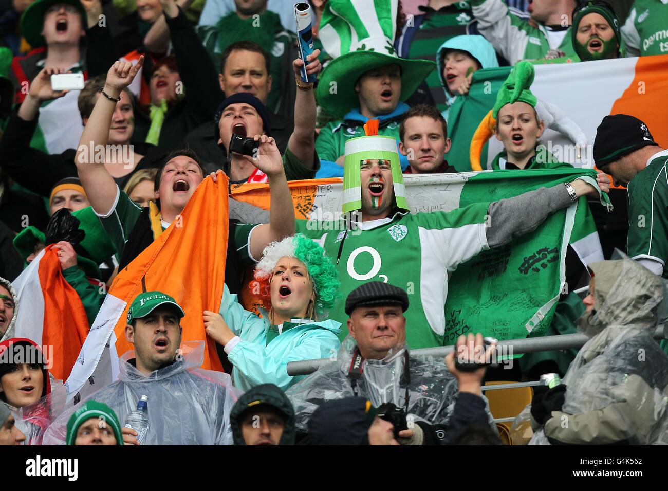 Ireland fans cheer on team hi-res stock photography and images - Alamy