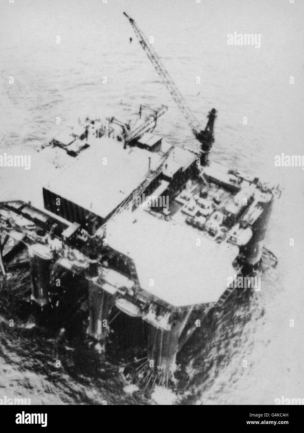 Shell oil rig in the north sea hi-res stock photography and images - Alamy