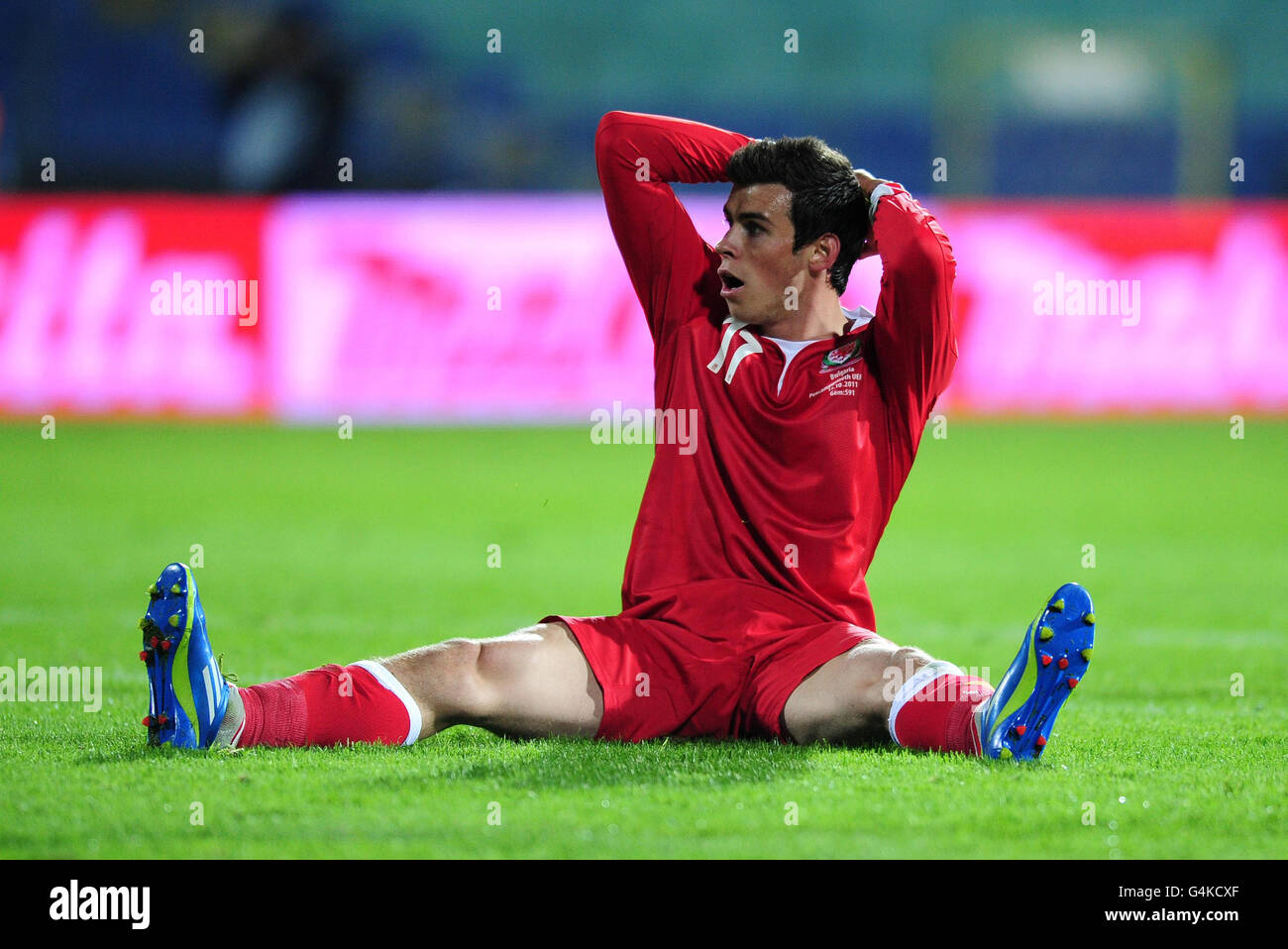 Shot hit crossbar hi-res stock photography and images - Alamy