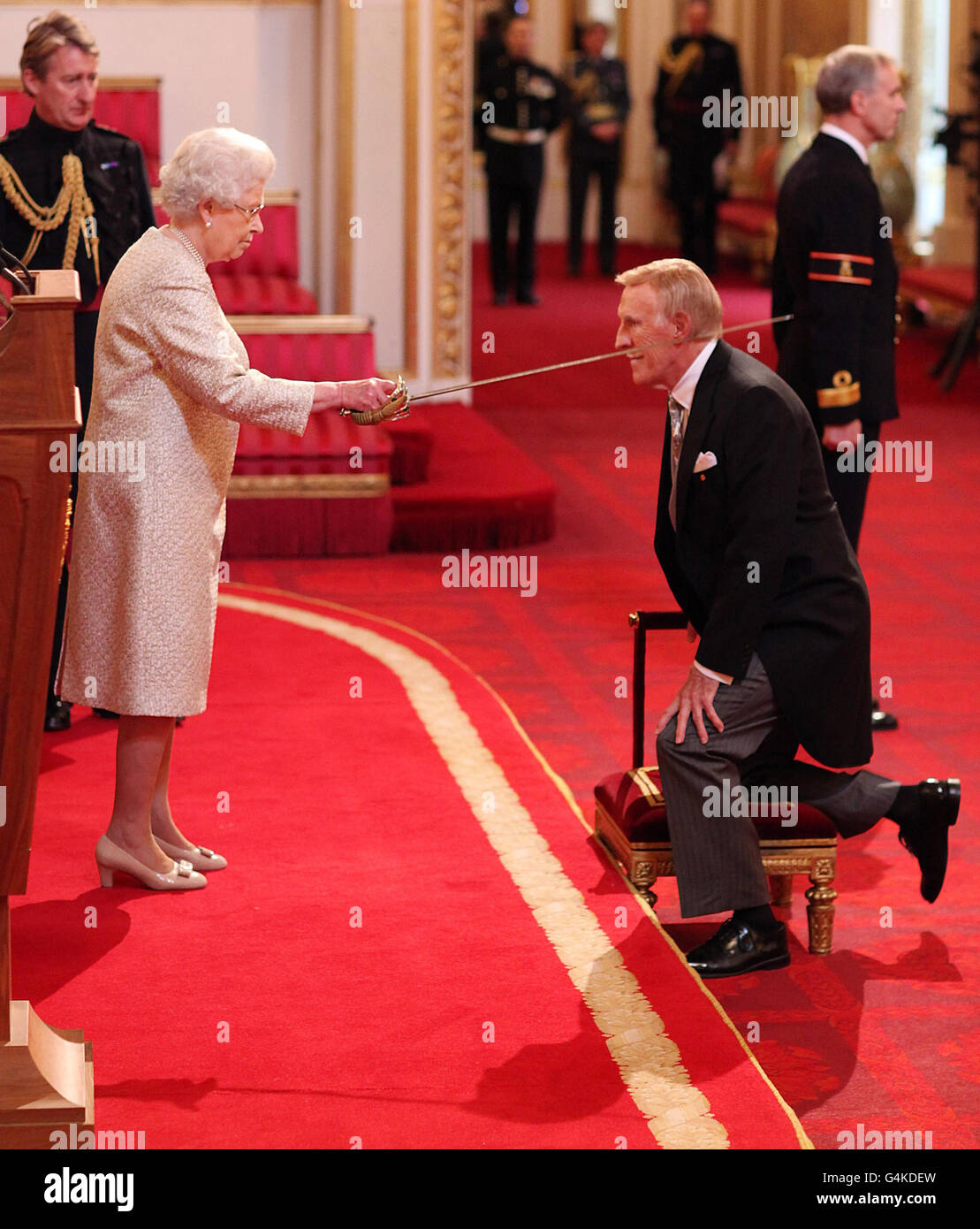 Queen elizabeth bruce forsyth hi-res stock photography and images - Alamy