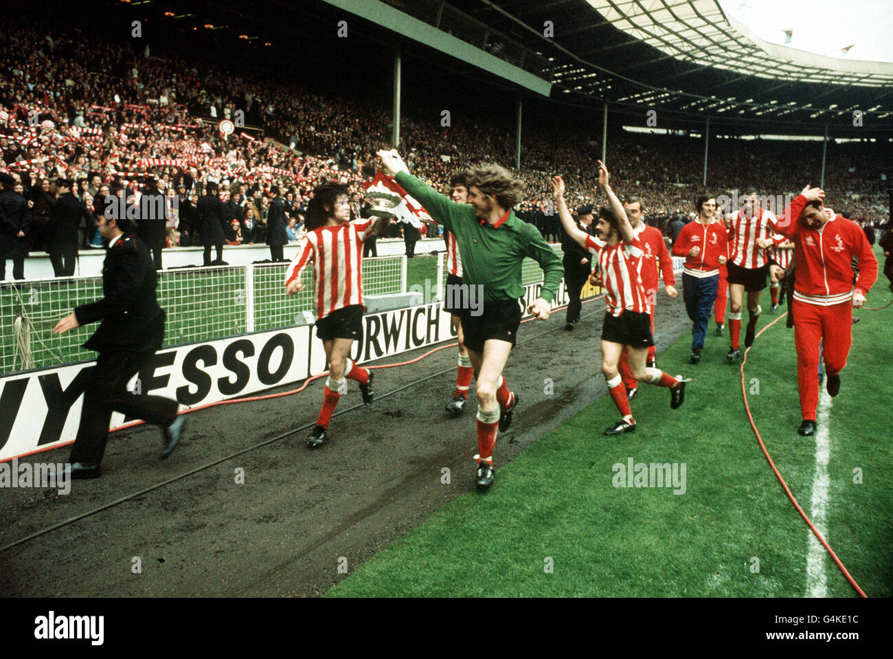 1973 fa cup final hi-res stock photography and images - Alamy