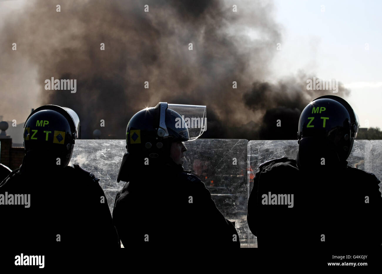 Police in Riot gear hold the line at Dale Farm illegal travellers site ...