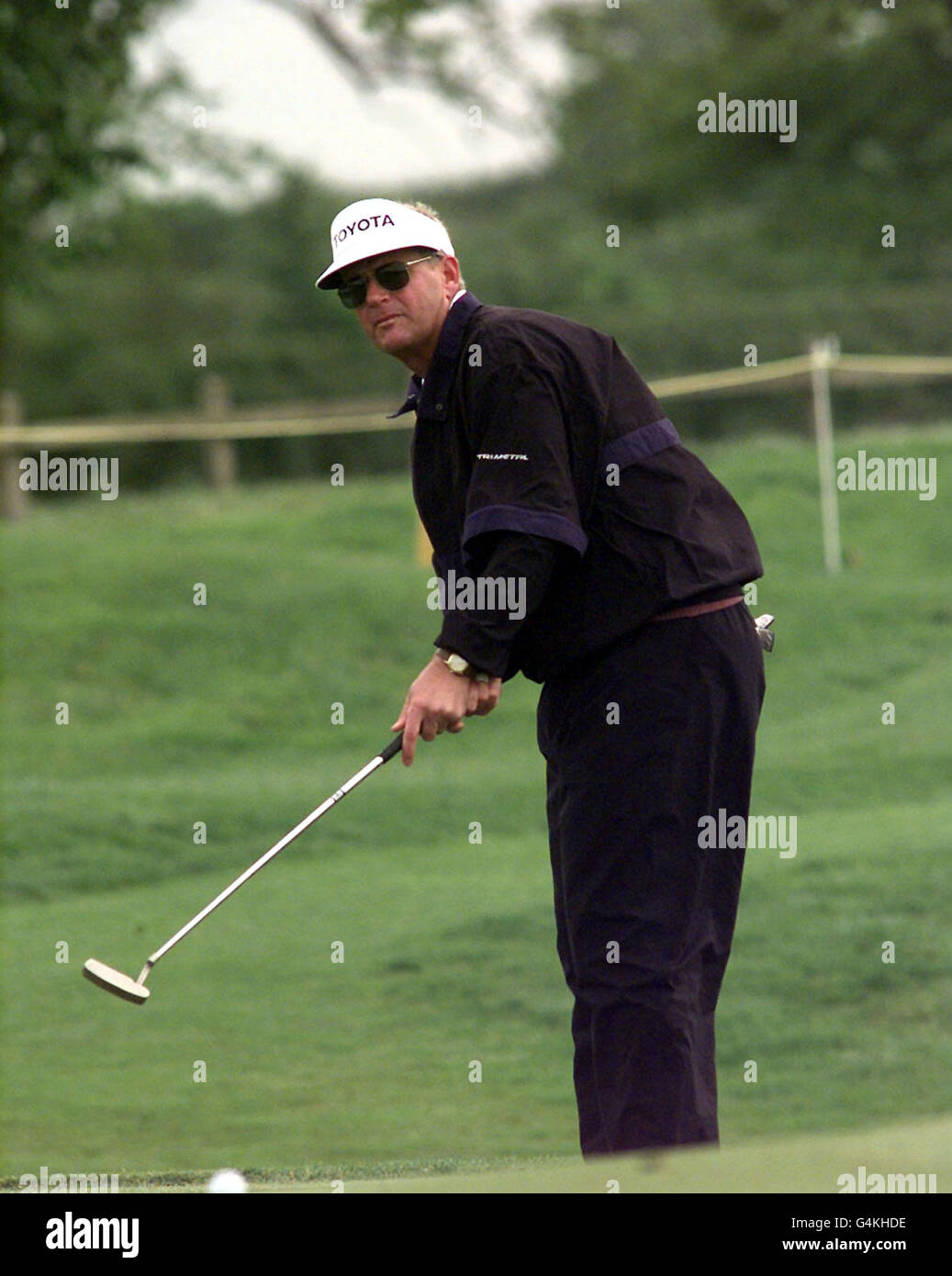 Sandy lyle putting on the 13th green hi-res stock photography and ...