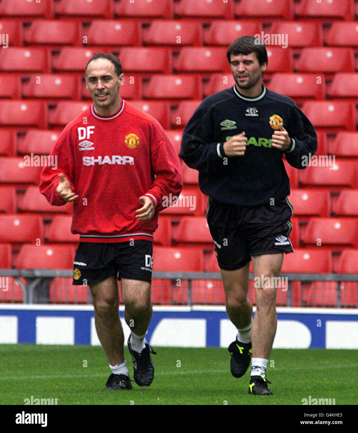 Manchester uniteds roy keane during training hi-res stock photography ...