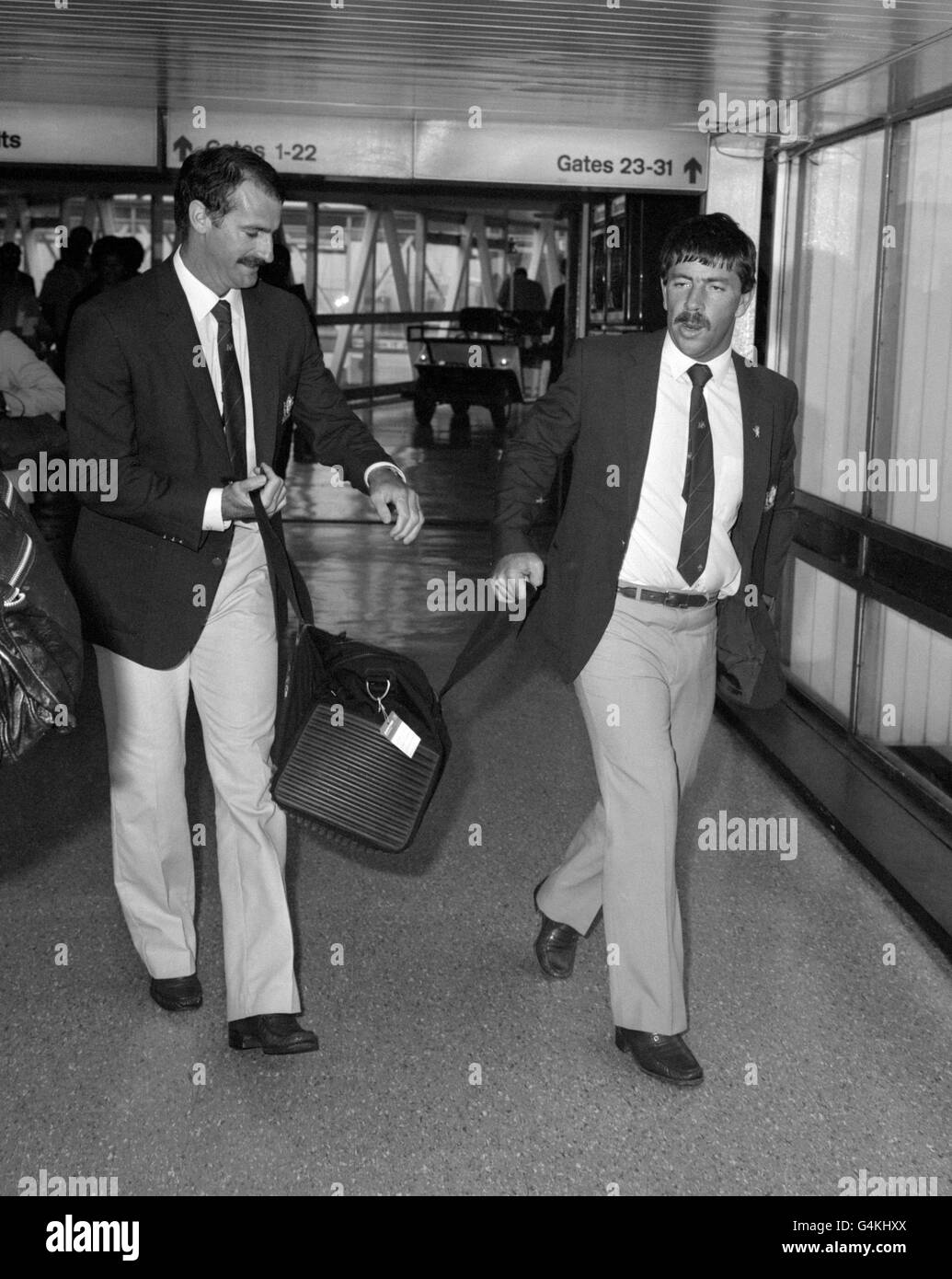 Australian fast bowler Dennis Lillee (l) and wicketkeeper Rodney Marsh ...