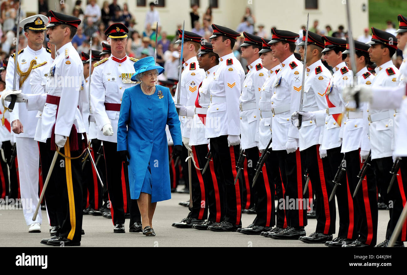The Queen inspects the Guard of Honour during the ceremony of ...
