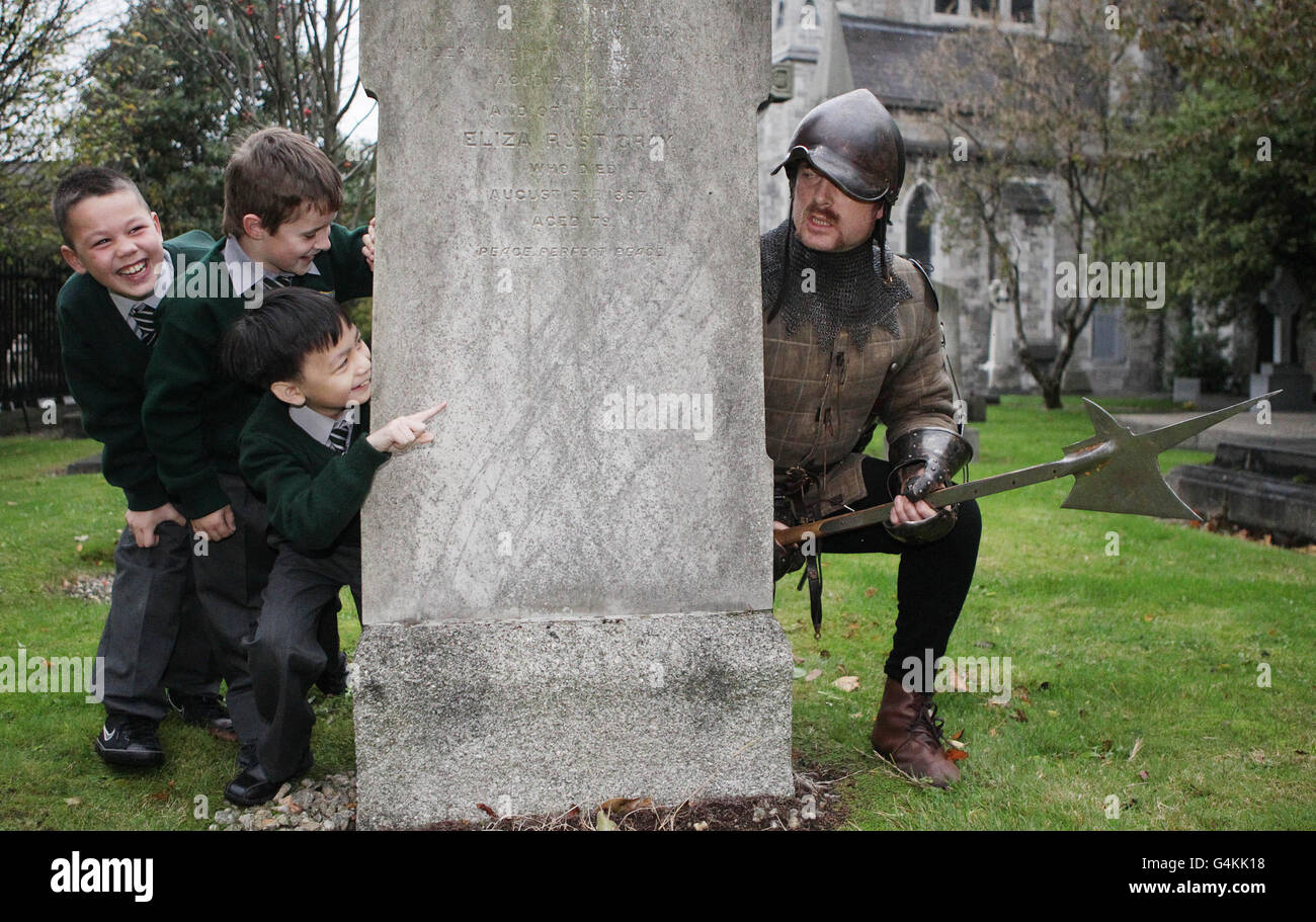 Left to right kyle warren hi-res stock photography and images - Alamy