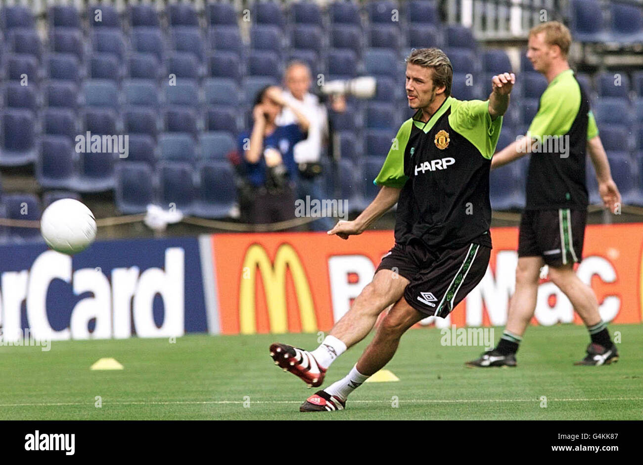 David beckham manchester united kicking hi-res stock photography and ...