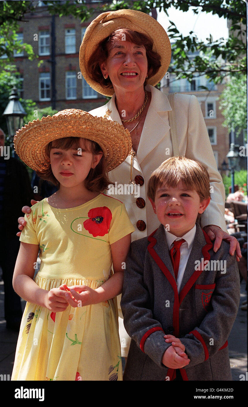 Derek nimmo actor hi-res stock photography and images - Alamy