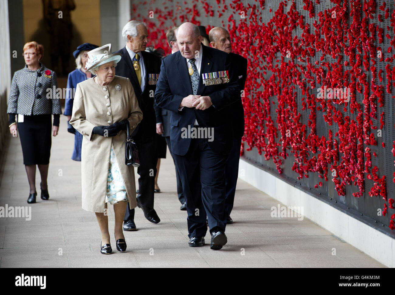 Britain's Queen Elizabeth II walks with General Peter Cosgrove ...