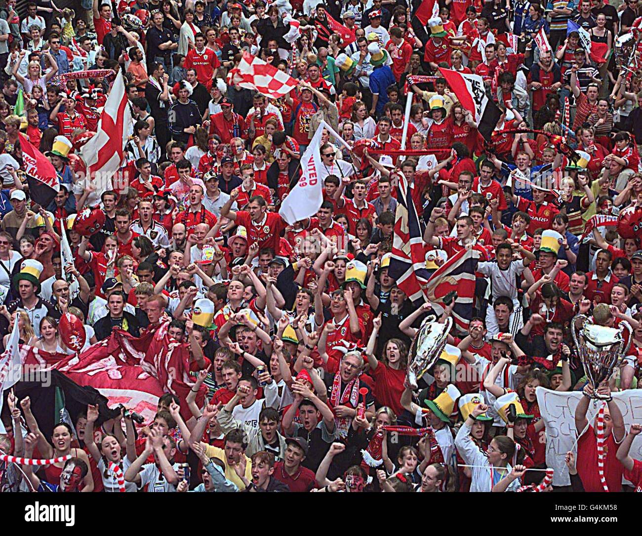 Huge crowds in deansgate hi-res stock photography and images - Alamy