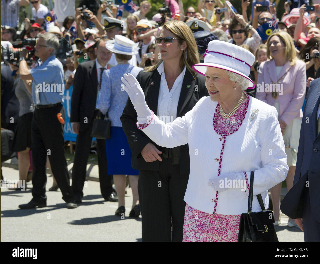Queen elizabeth ii attends the great aussie barbecue in perth hi-res ...