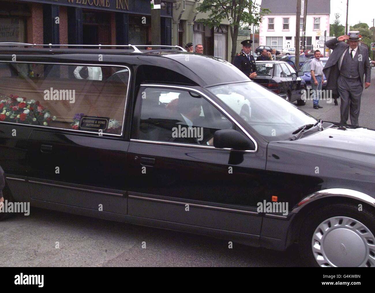 A man salutes as Oliver Reed's body arrives at St. James Church in ...