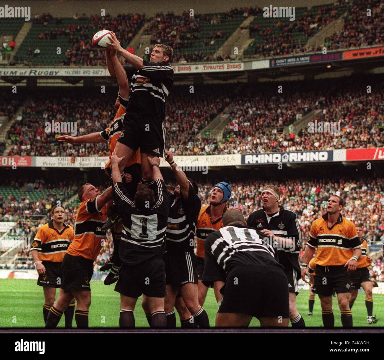 Rugby archer wins line out hi-res stock photography and images - Alamy