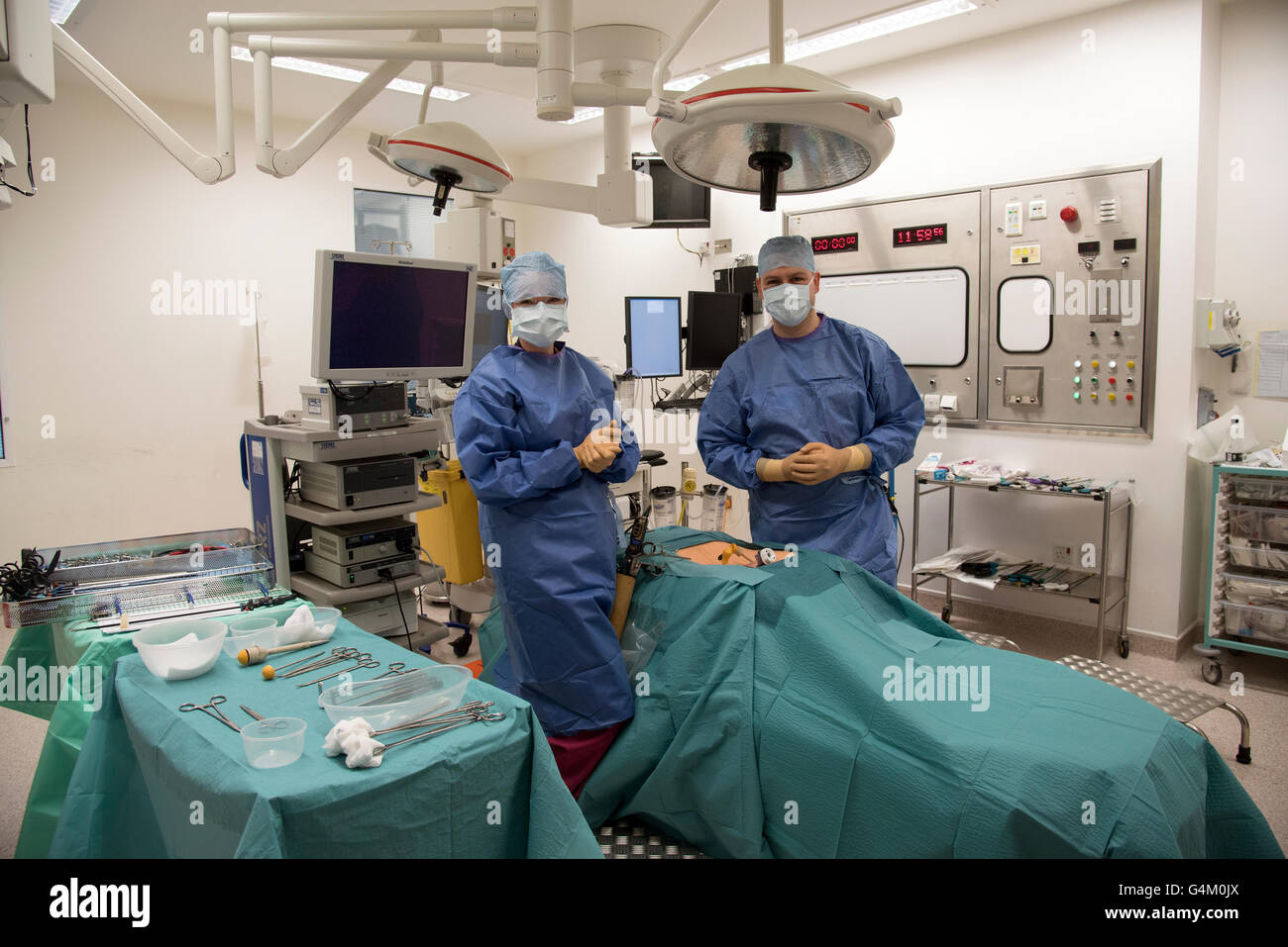 Anaesthetist operating theatre hi-res stock photography and images - Alamy