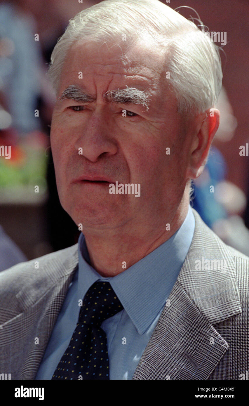Bill pertwee hi-res stock photography and images - Alamy