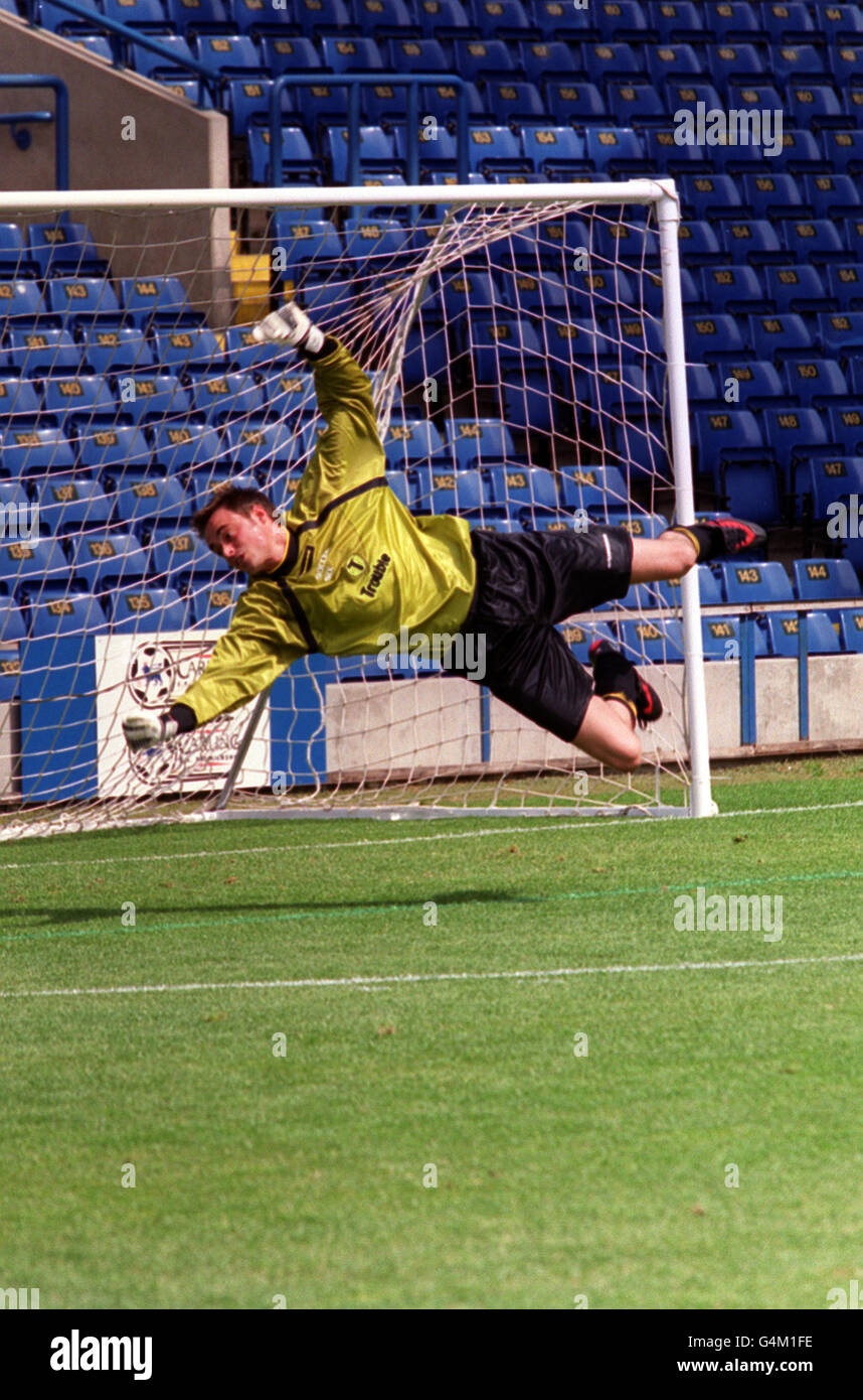 Tv presenter jamie theakston dives hi-res stock photography and images ...