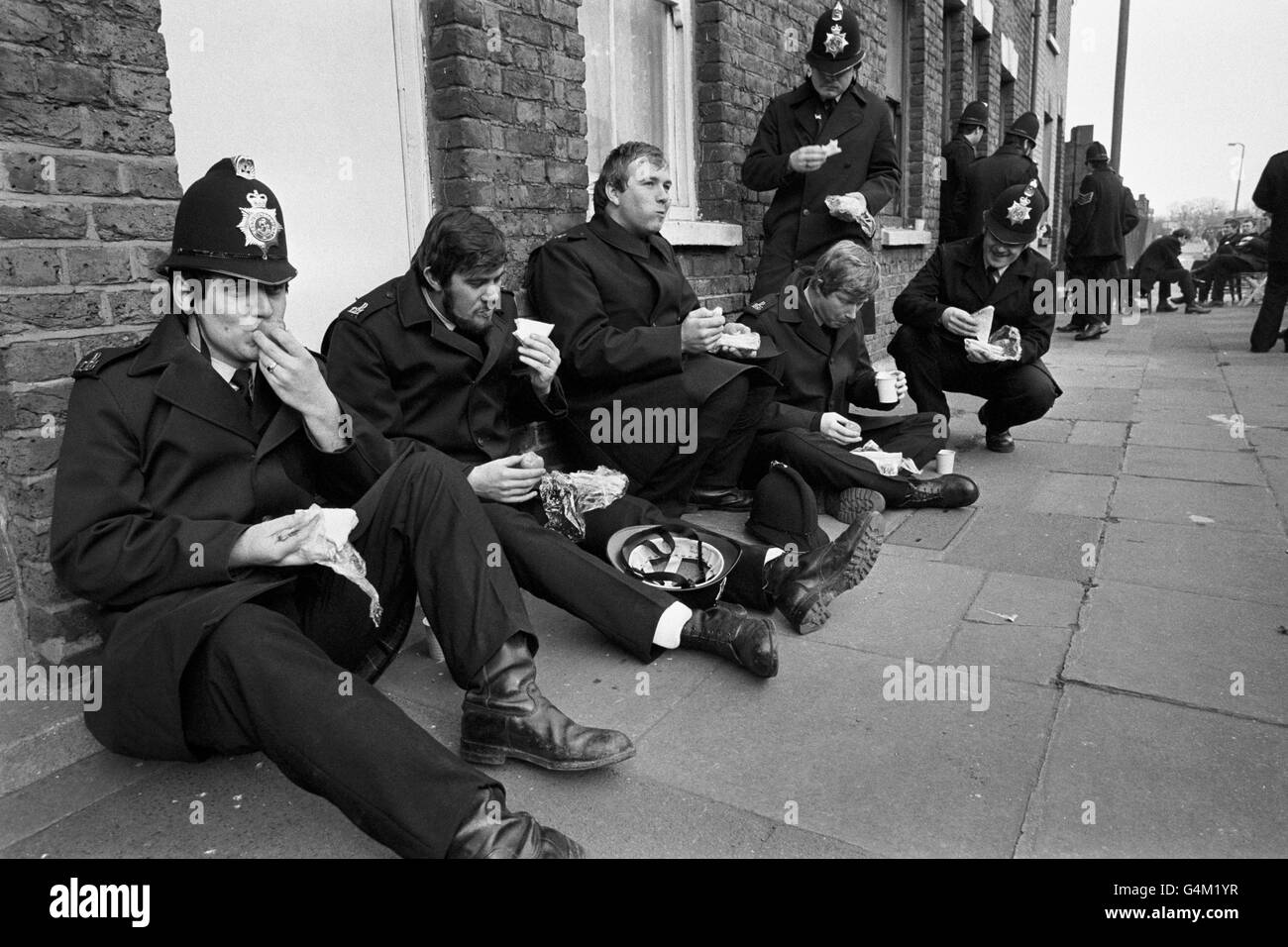 Steel Works Picket - Police officers Eat Lunch - Sheerness Stock Photo ...