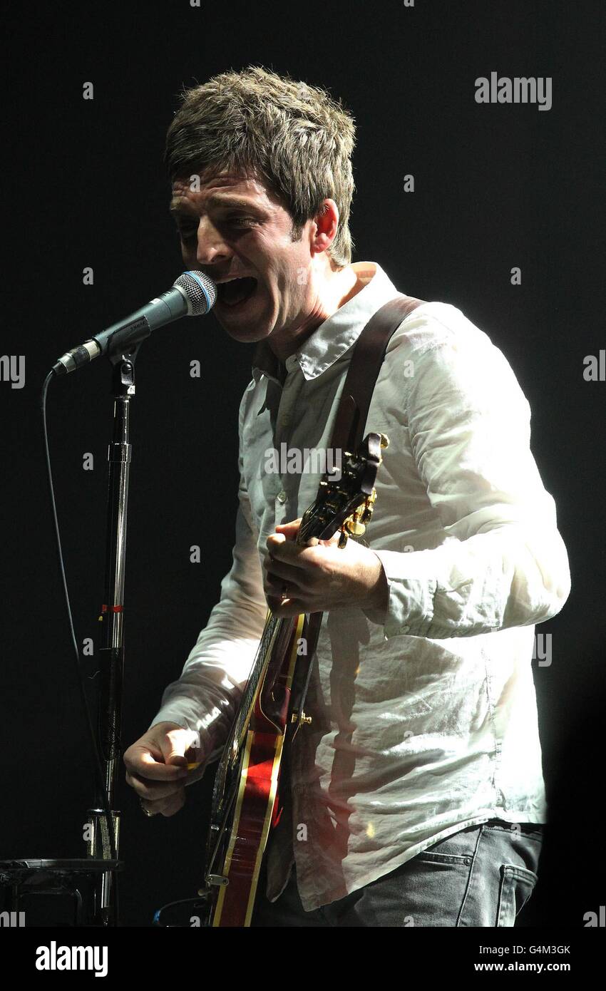 Noel gallaghers high flying birds band hi-res stock photography and ...