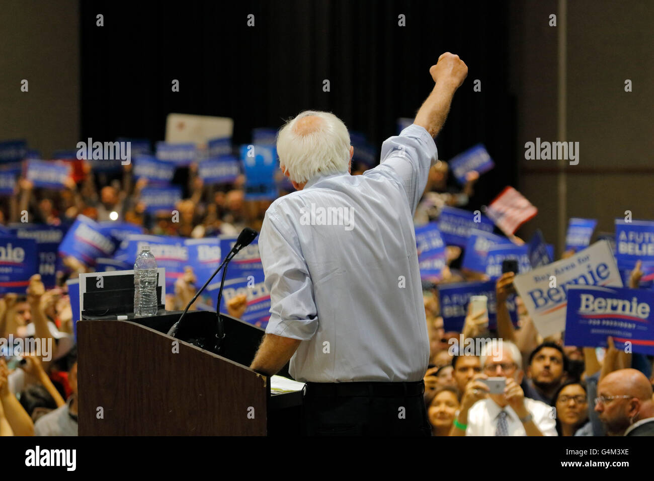Bernie sanders 2016 hi-res stock photography and images - Alamy