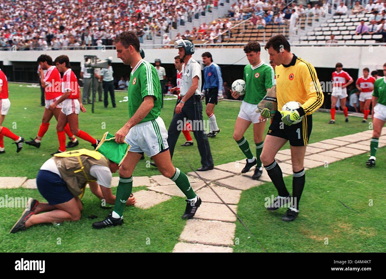The Ireland team come onto the pitch prior to the game Stock Photo - Alamy