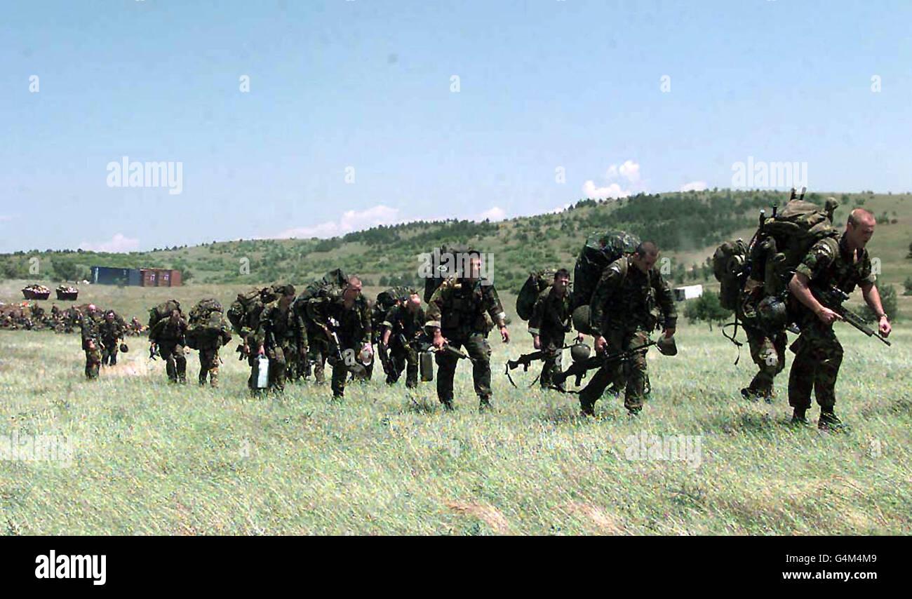 WAR Kosovo Troops 5 Stock Photo - Alamy