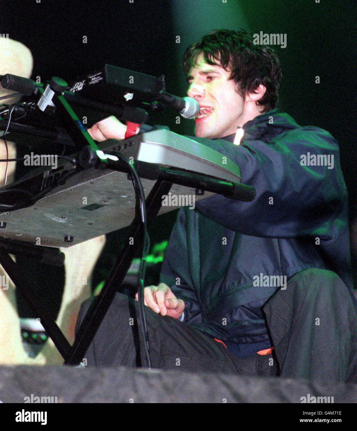 Gruff Rhys, lead singer and guitarist of Welsh pop group "Super Furry ...