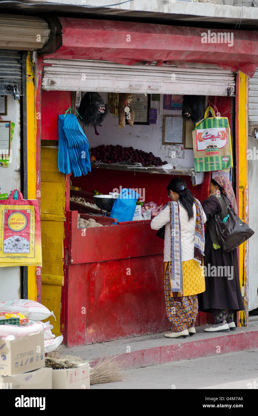 India shopping women hi-res stock photography and images - Alamy