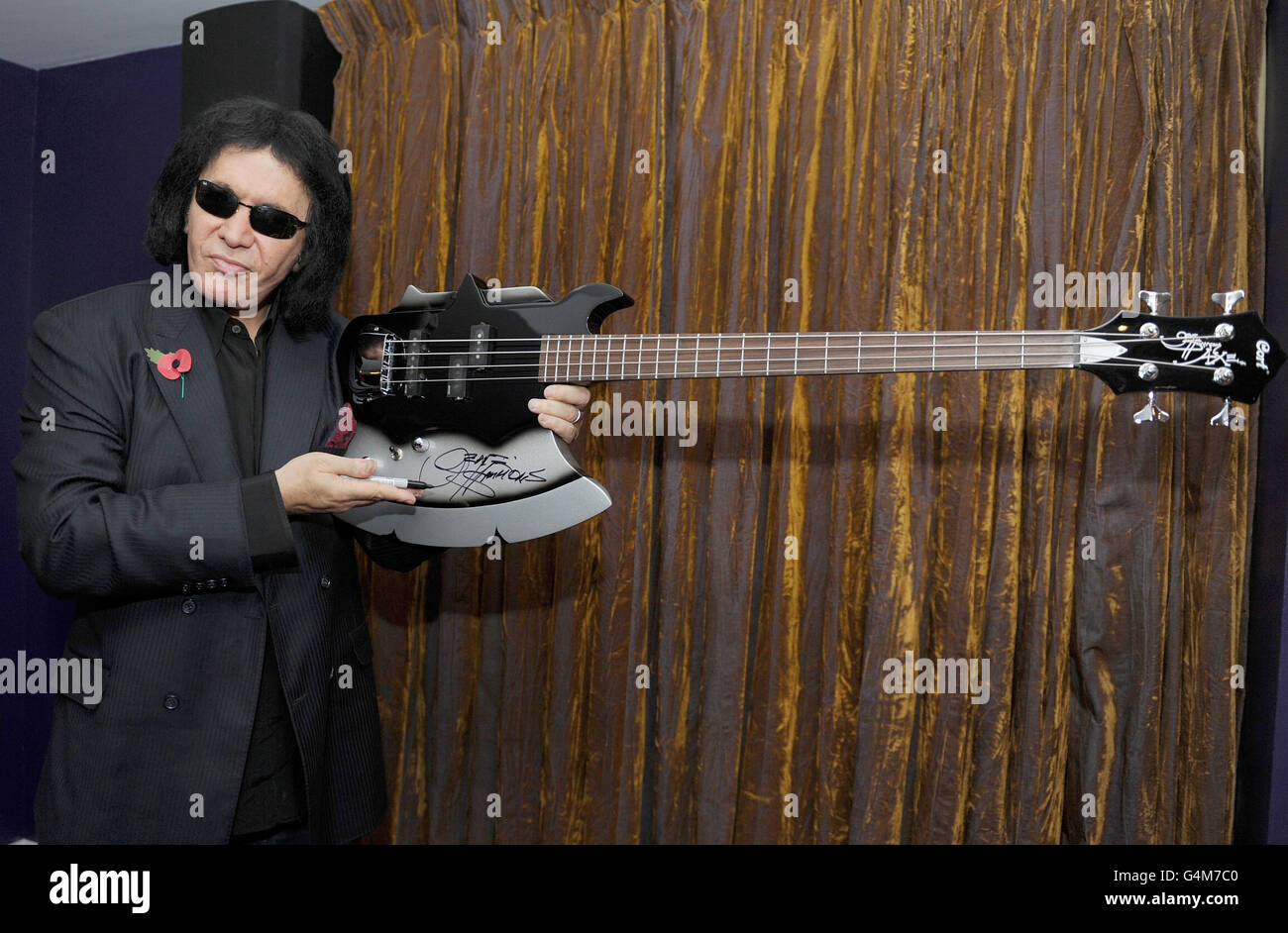 Showbiz simmons half length mid hi-res stock photography and images - Alamy