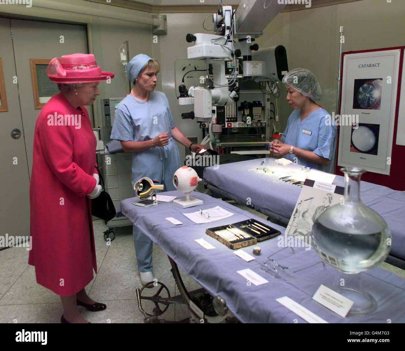 The Queen meets surgeon Carol Cunningham in the operating theatre at ...