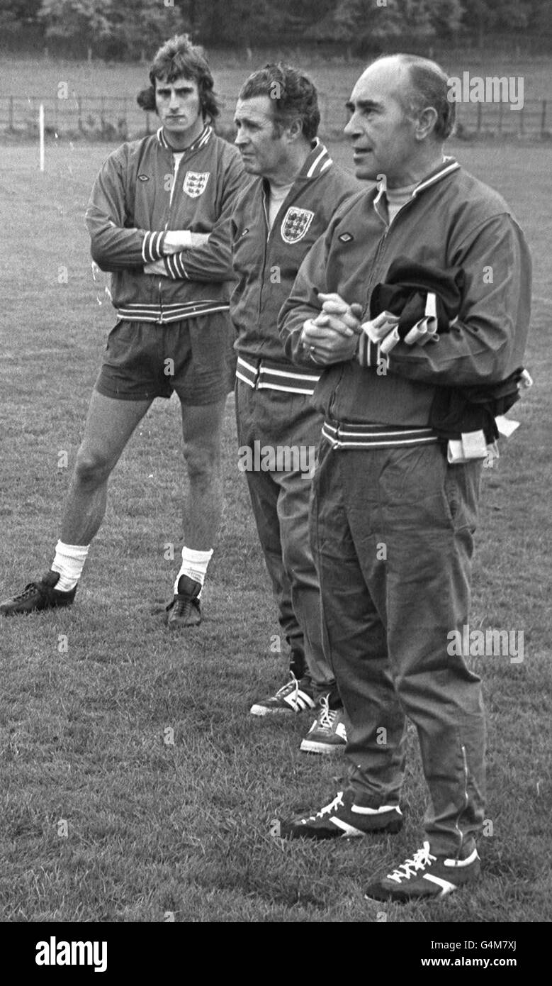 Trainer harold shepherdson c and goalkeeper ray clemence hi-res stock ...